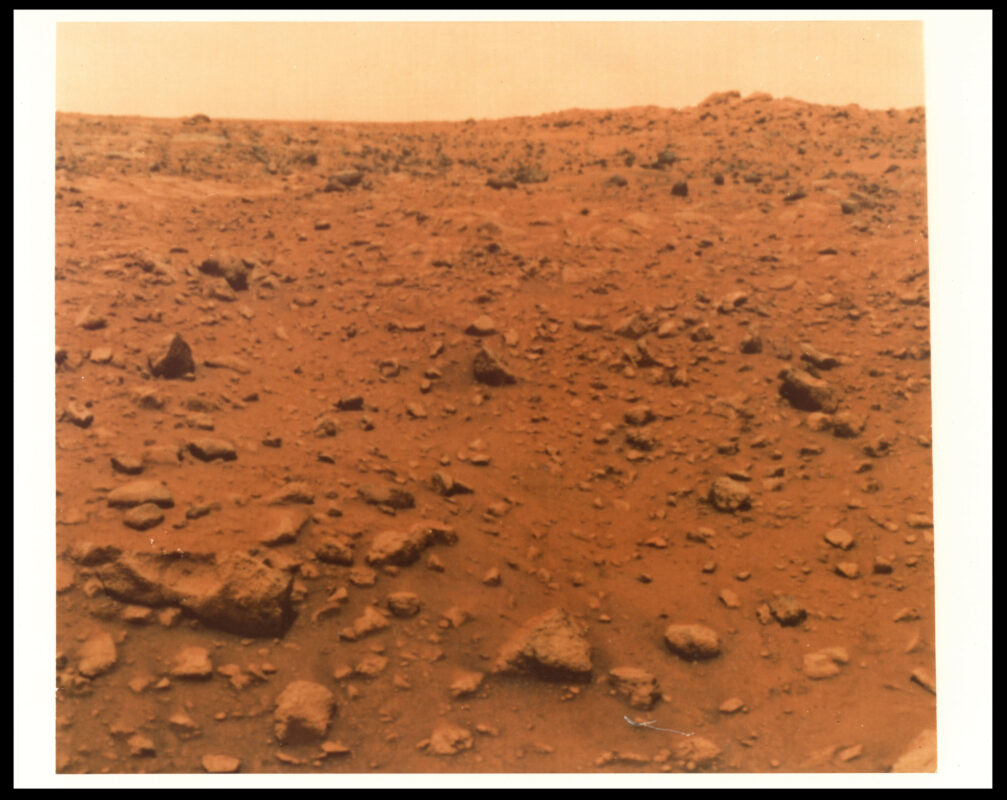 The first colour photograph from the Martian surface taken by Viking 1 ...